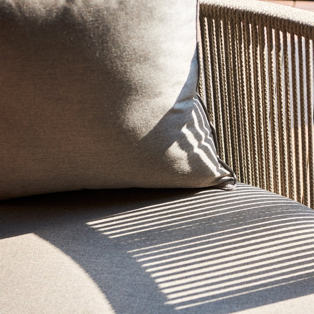 Mindo 107 Outdoor Daybed – Design Public