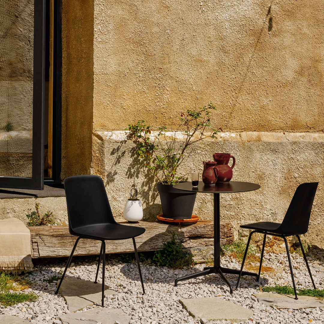 andTradition Rely ATD5 Outdoor Round Dining Table | Design Public